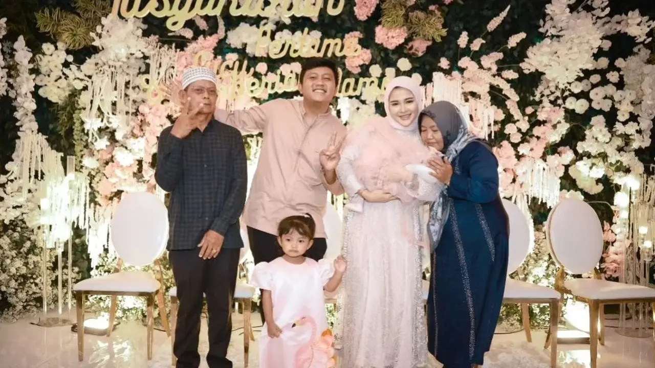 Senyum Bahagia Denny Caknan dan Bella Bonita Gelar Syukuran Lahirnya Anak Pertama, Ungkap Nama ...