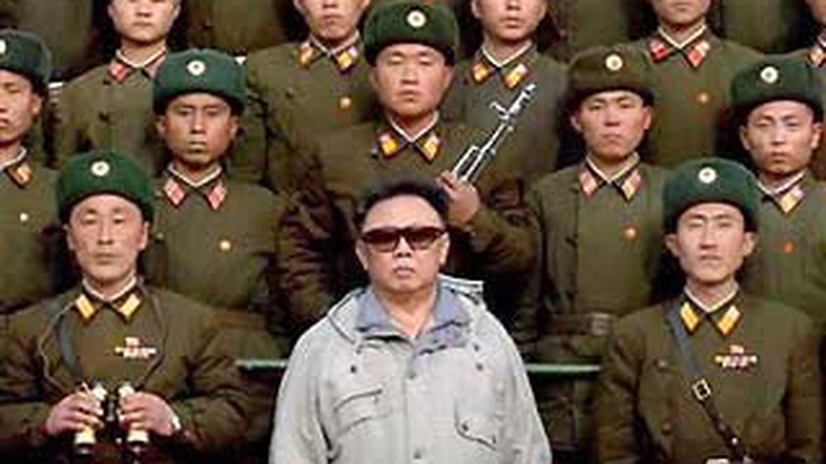 Akhir Tahun, Kim Jong II Malah Mengawasi Latihan Tentara