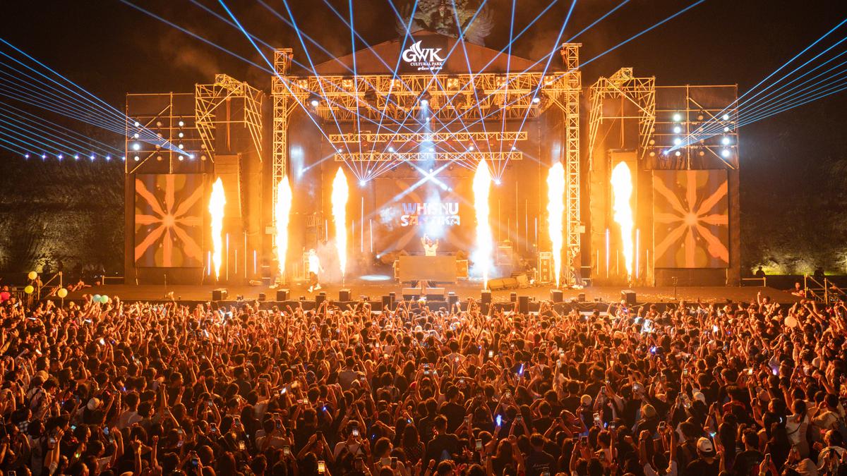 Gantikan Kembang Api, GWK Bali Pukau Wisatawan dengan Musical Laser Show