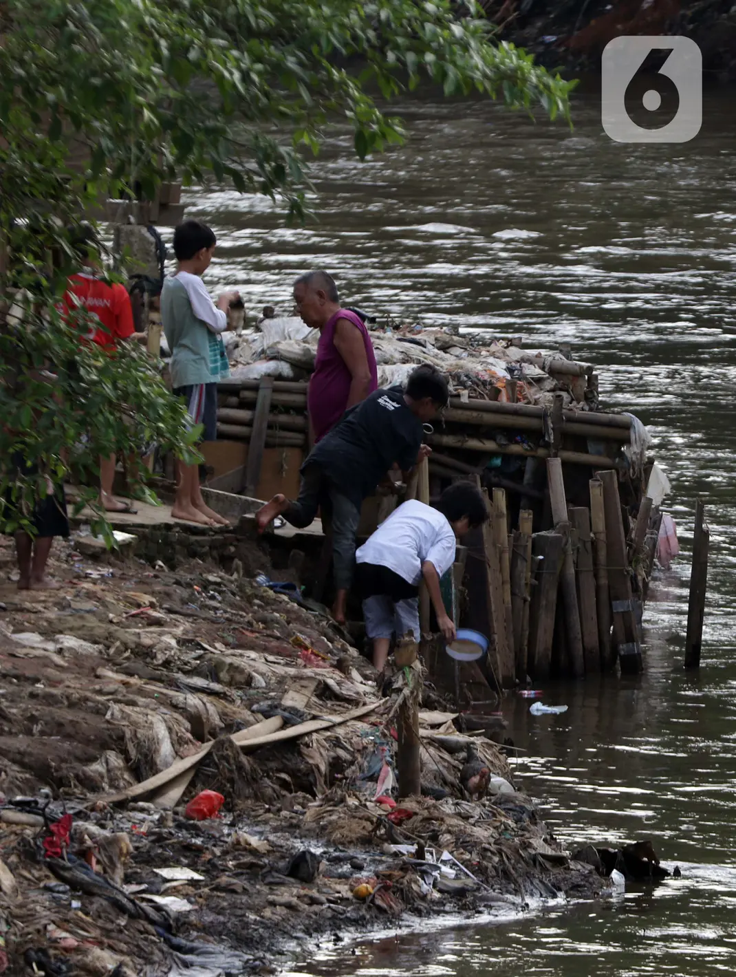 FOTO: Normalisasi Ciliwung Terhambat Pembebasan Lahan - Foto Liputan6.com