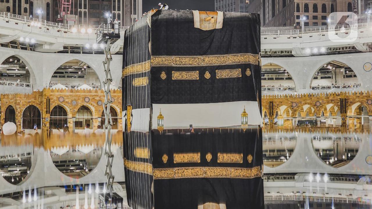 Rahasia Tulisan di Kain Kiswah Pintu Ka'bah yang Jarang Diketahui