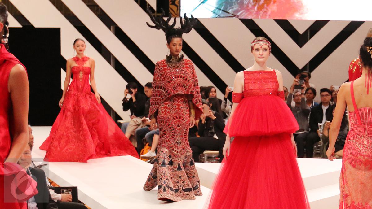 Busana Unik Karya 10 Desainer Buka Gelaran Fashion Nation