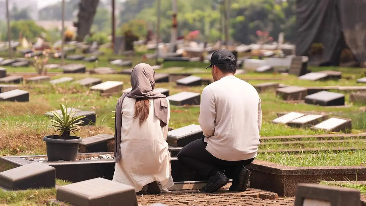 Potret Thariq Halilintar dan Aaliyah Massaid Kunjungi Makam Adjie Massaid, Minta Izin untuk ...