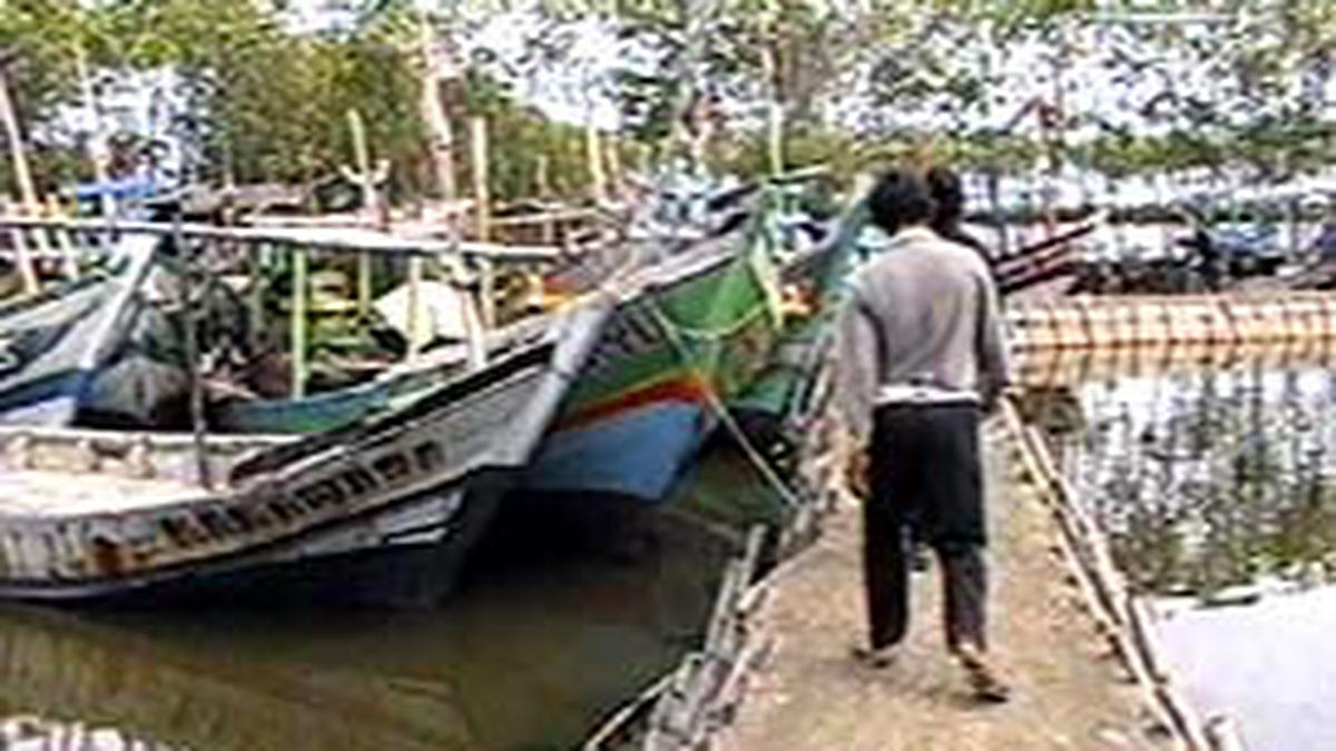 Solar Naik, Ratusan Nelayan Tegal Menambatkan Perahu