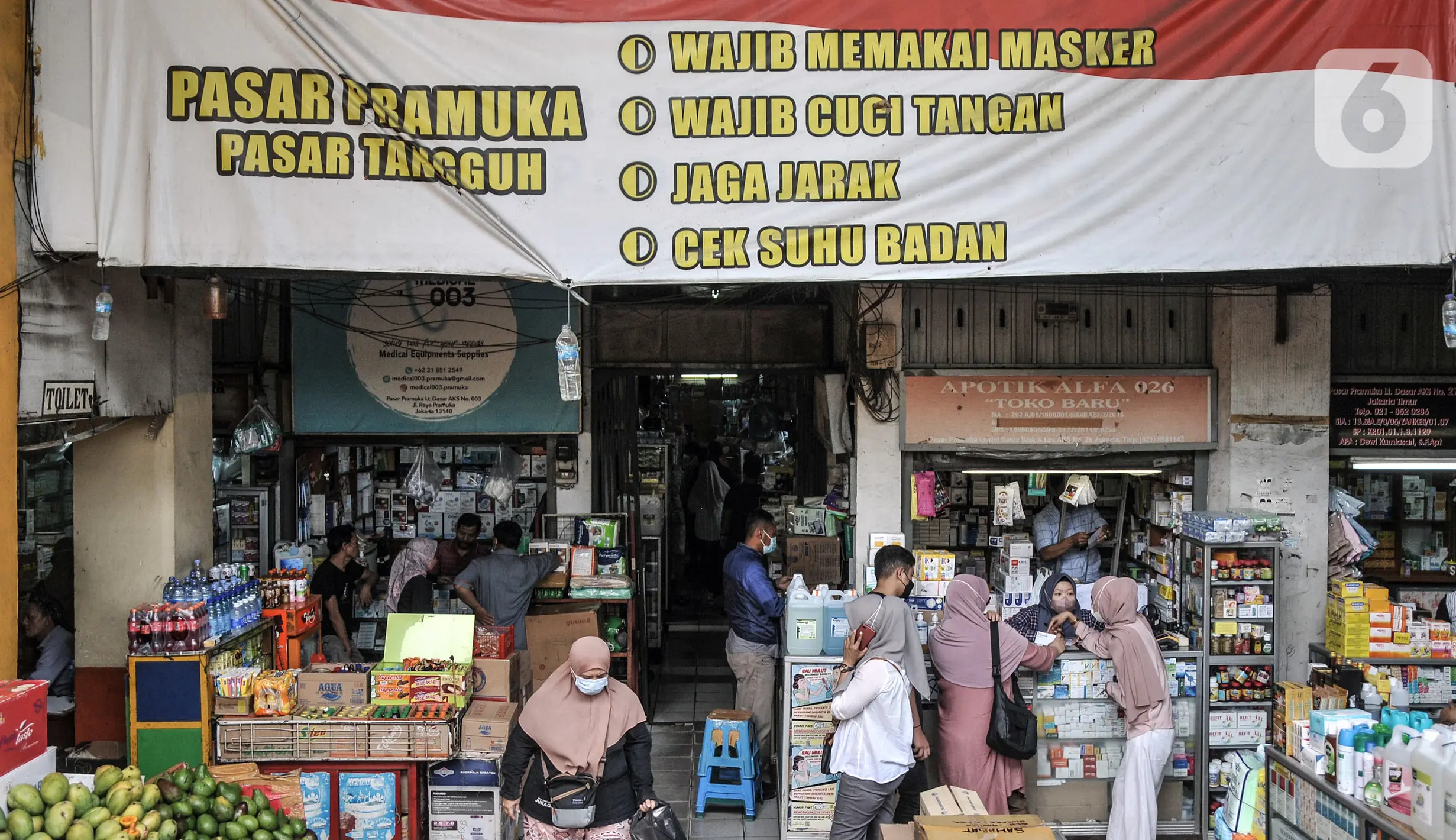 FOTO: Pasar Pramuka Kembali Ramai di Tengah Lonjakan Kasus COVID-19 ...