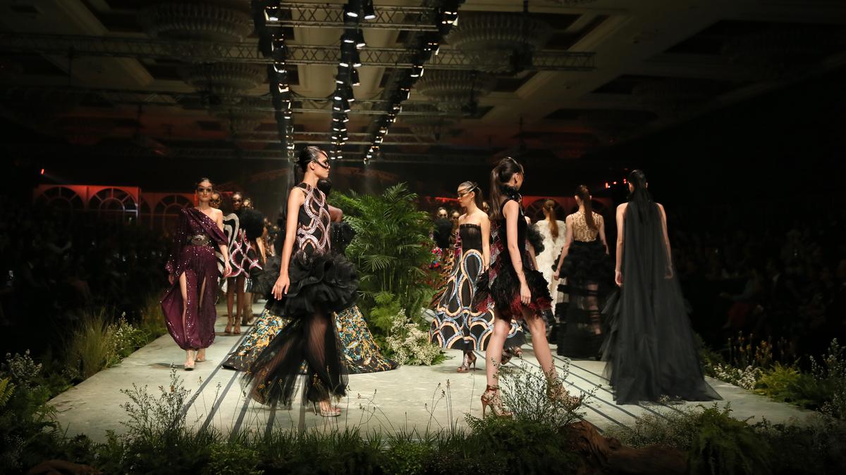 Evolusi Arsitektur dan Seni Era 90an Sebastian Gunawan Couture 2020 ...