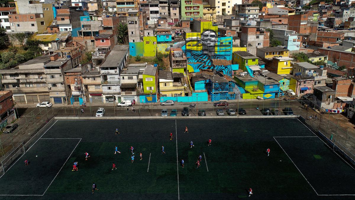 FOTO: Mural Raksasa Gabriel Jesus Hiasi Kampung Halamannya di Sao Paulo
