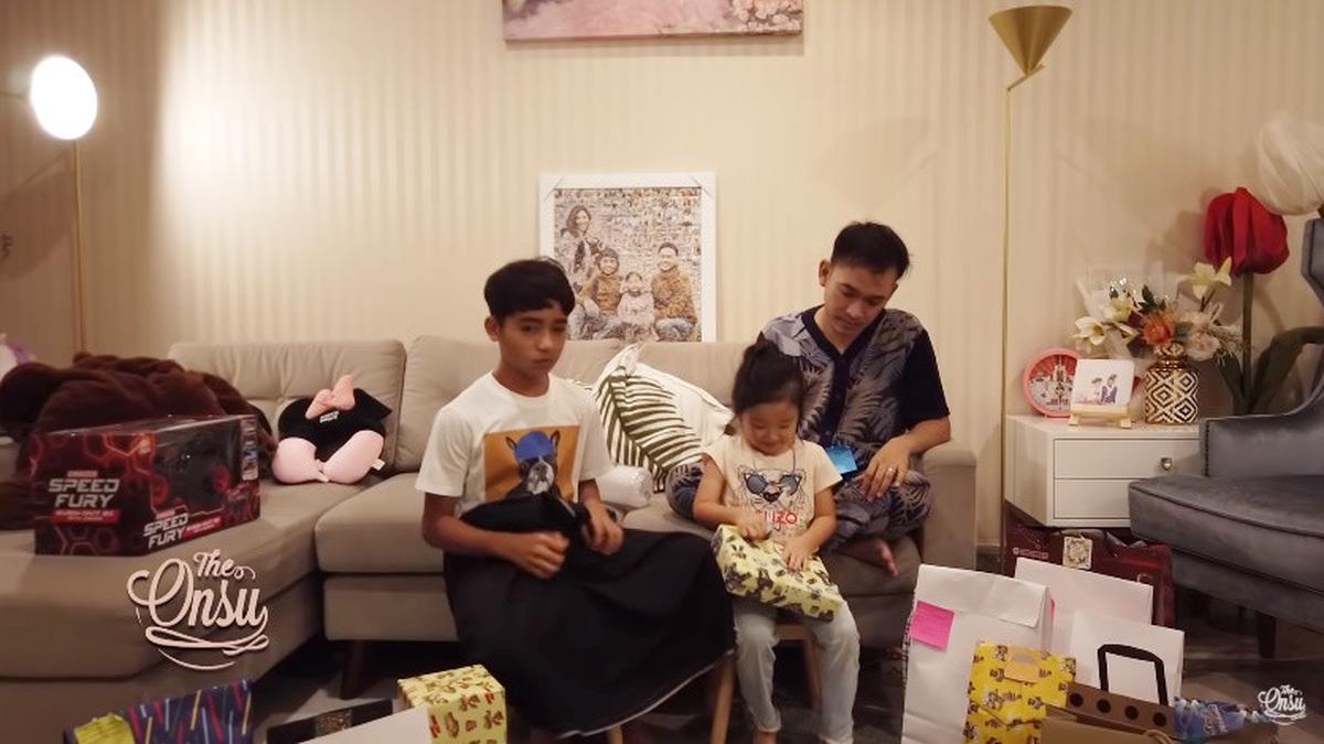 7 Momen Betrand Peto Buka Kado Sunatan, Masih Pakai Sarung - Hot ...