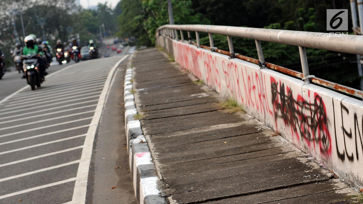 Dinding Jembatan Layang HR Rasuna Said Dipenuhi Coretan - Foto Liputan6.com