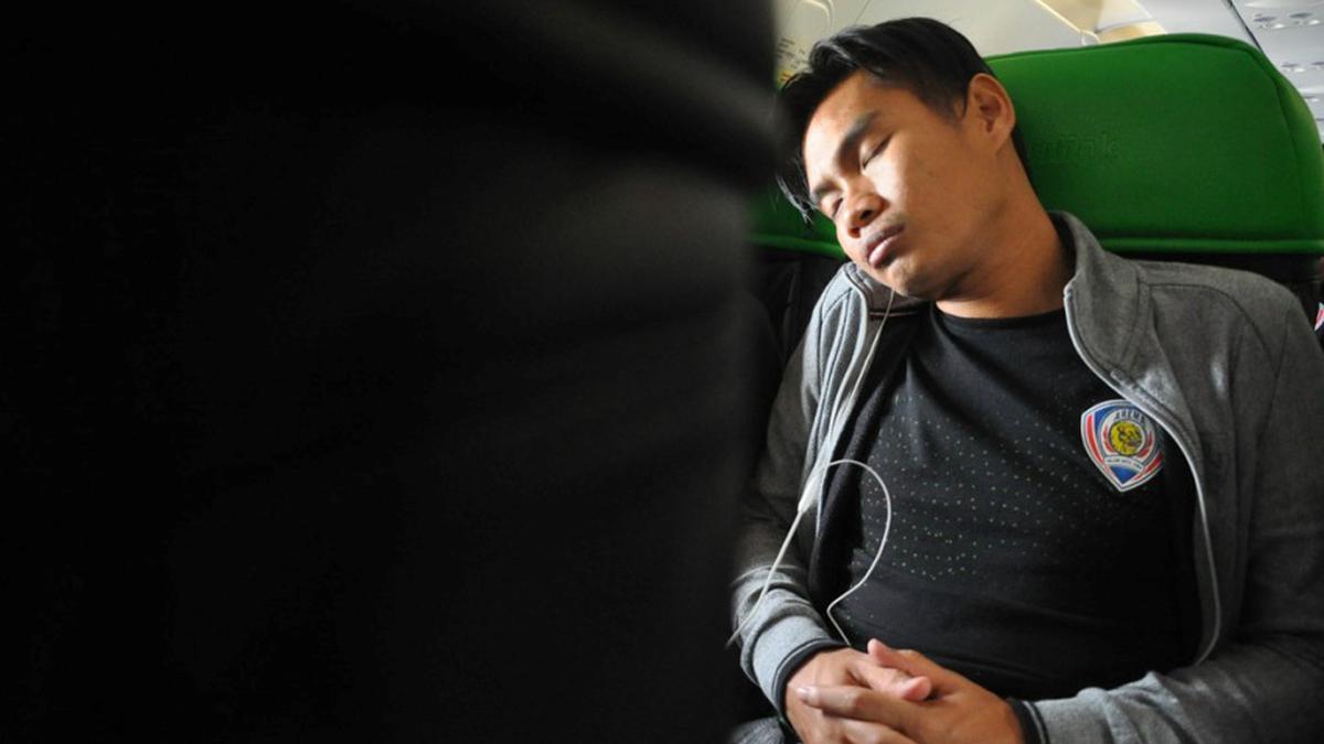 Kelelahan, Pemain Arema Cronus Terlelap di Pesawat