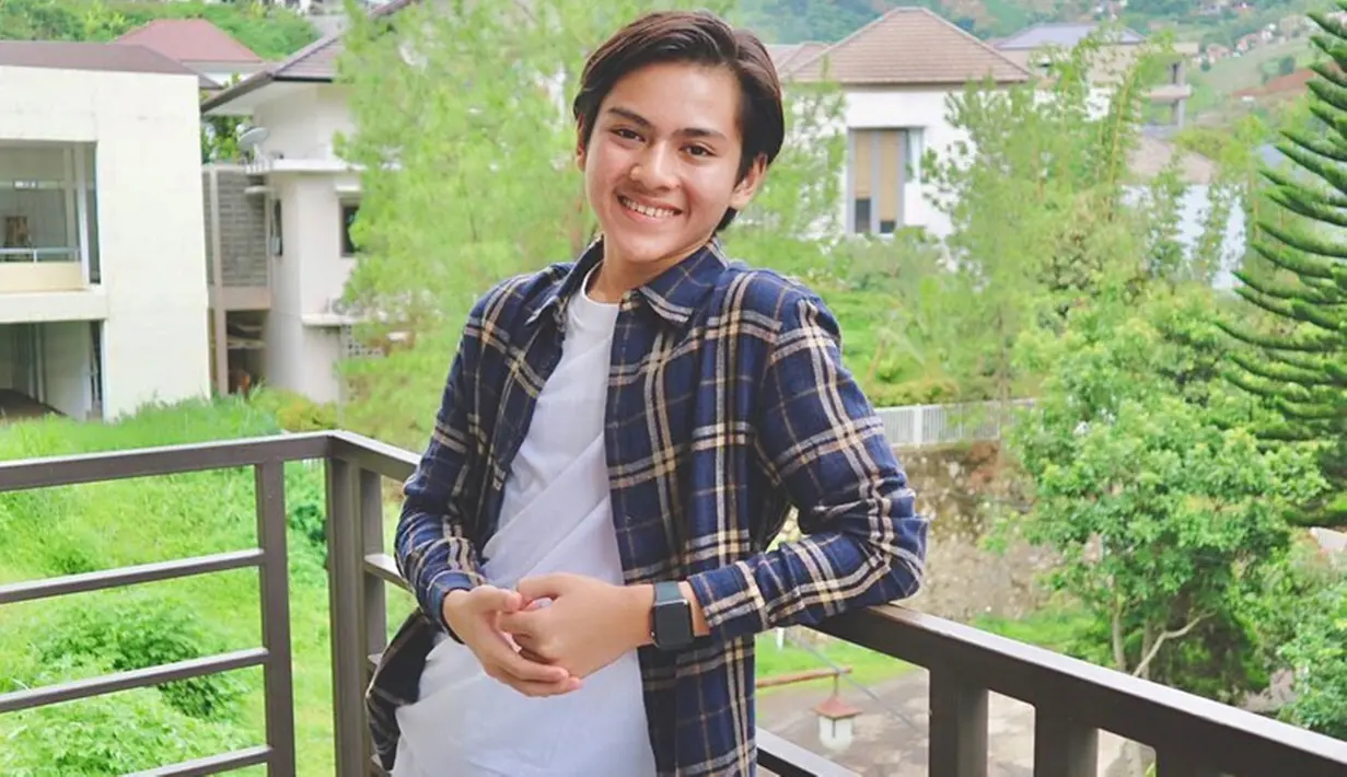 FOTO: Gaya Kasual Rey Bong, Simpel dan Tetap Keren - Foto Liputan6.com