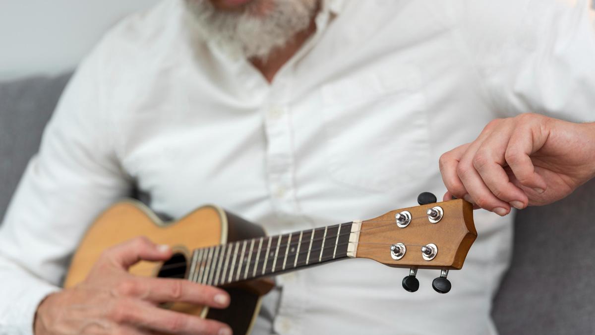How to Tune a Ukulele: 3 Simple Methods to Try - English Liputan6.com