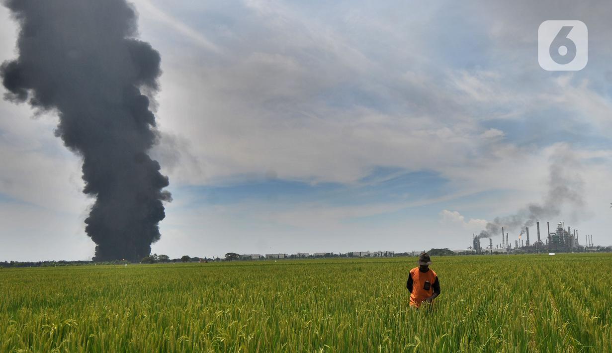 FOTO: Asap Hitam Masih Membumbung di Area Kilang Minyak Balongan - Foto ...