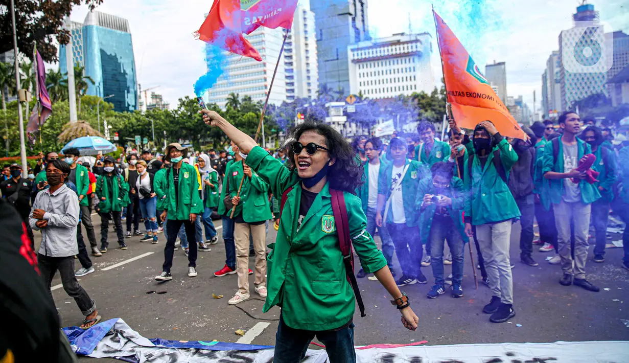 FOTO: Asap Suar Warnai Unjuk Rasa Buruh Tolak UU Cipta Kerja - Foto ...