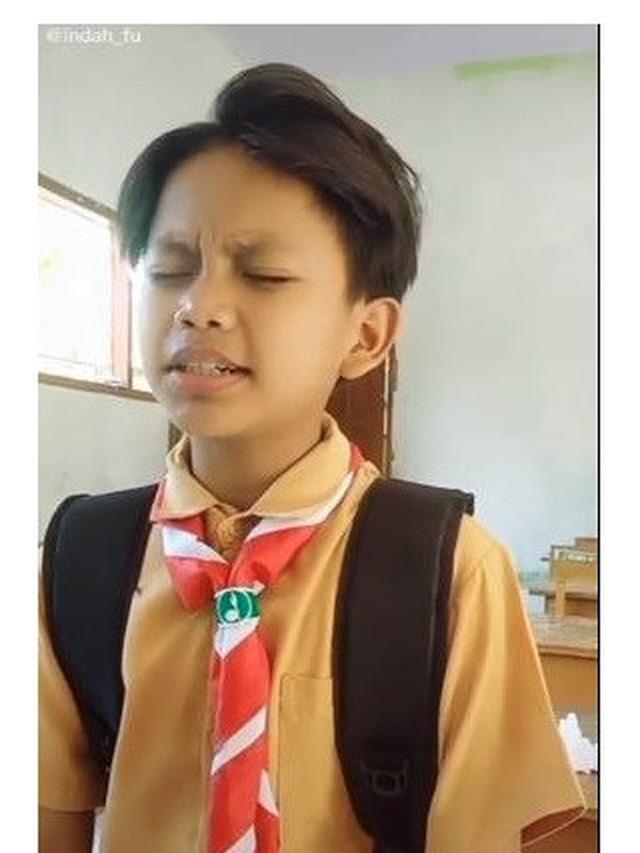 6 Potret Farel Prayoga Saat Pakai Seragam Sekolah, Siswa SD Kepundungan ...