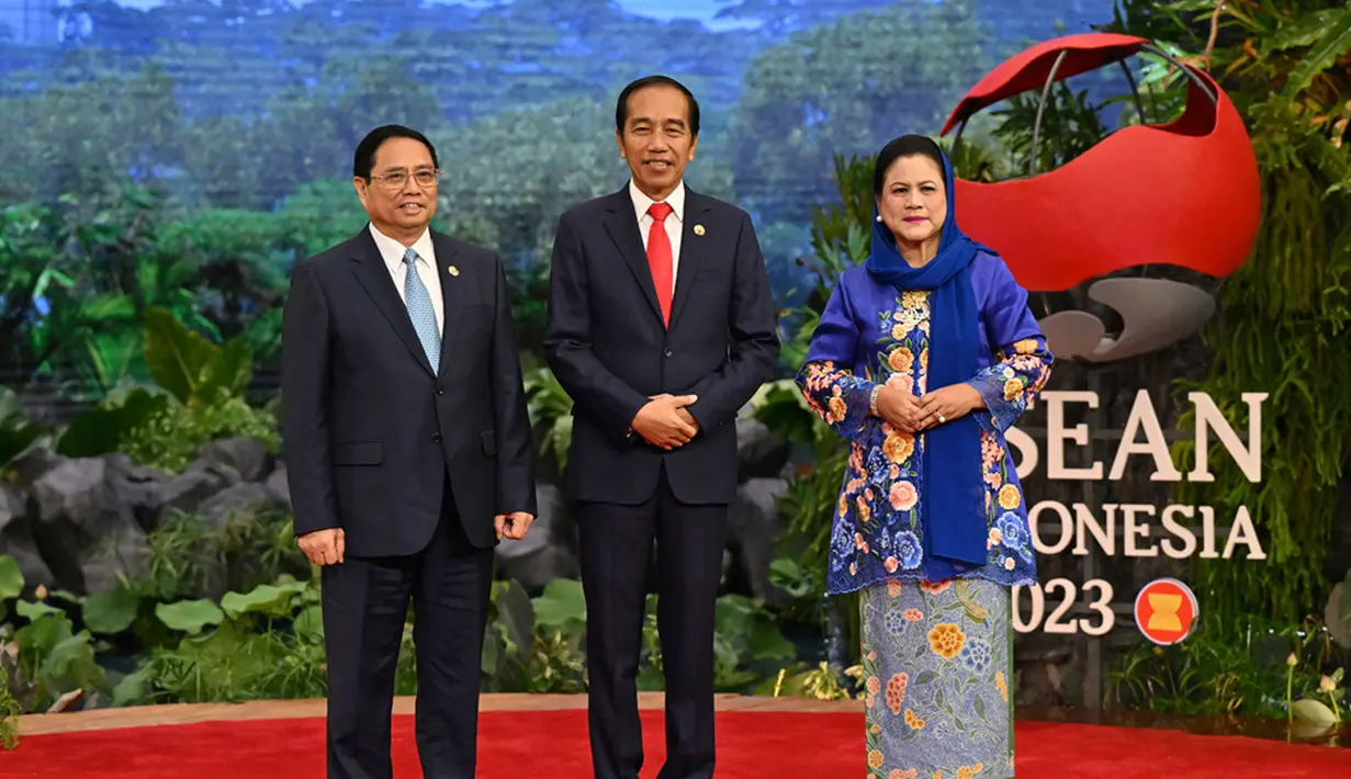 Momen Hangat Jokowi dan Iriana Sambut Para Pemimpin Negara di KTT ASEAN 2023 - Foto Liputan6.com