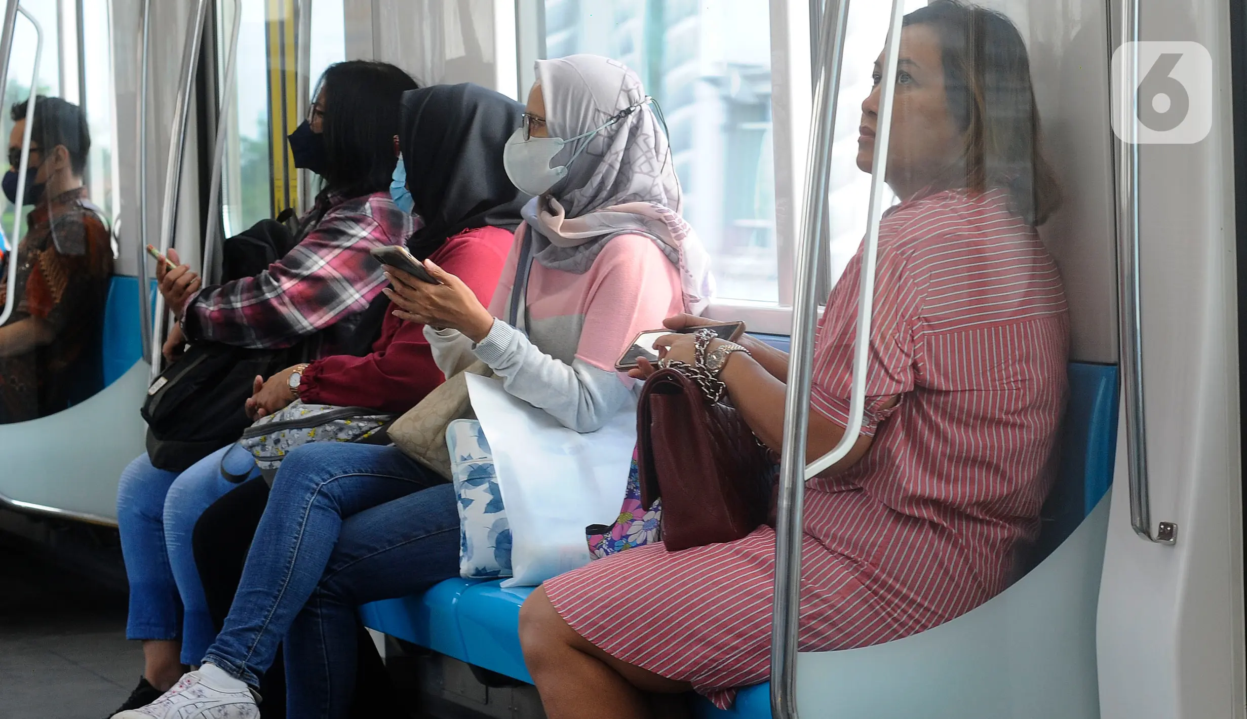 Aturan Dicabut, Penumpang MRT Bebas Masker - Foto Liputan6.com
