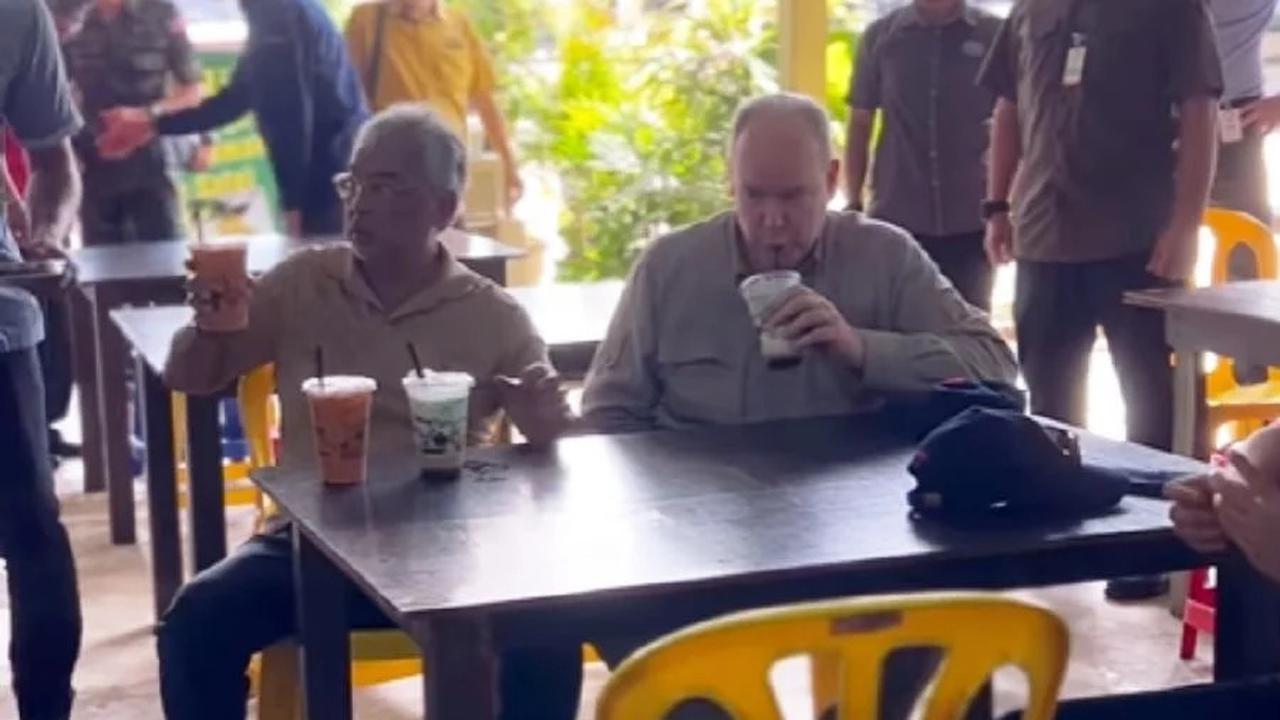 Raja Malaysia Minum Cendol Warung Pinggir Jalan Bareng Pangeran Monako ...