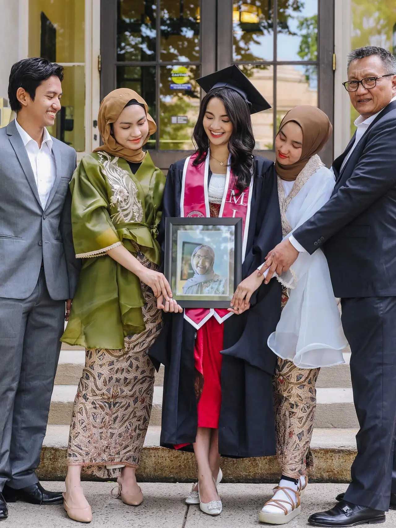 Penuh Rasa Bahagia hingga Haru, Intip Momen Kelulusan Sabrina Anggraini ...