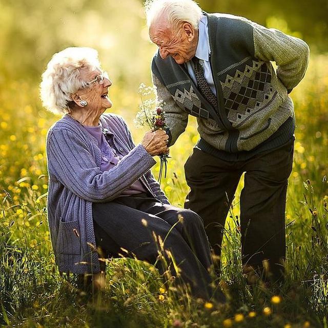 Bukti Cinta Sejati, Potret 6 Pasangan Lansia Ini Harmonis Hingga Menua ...