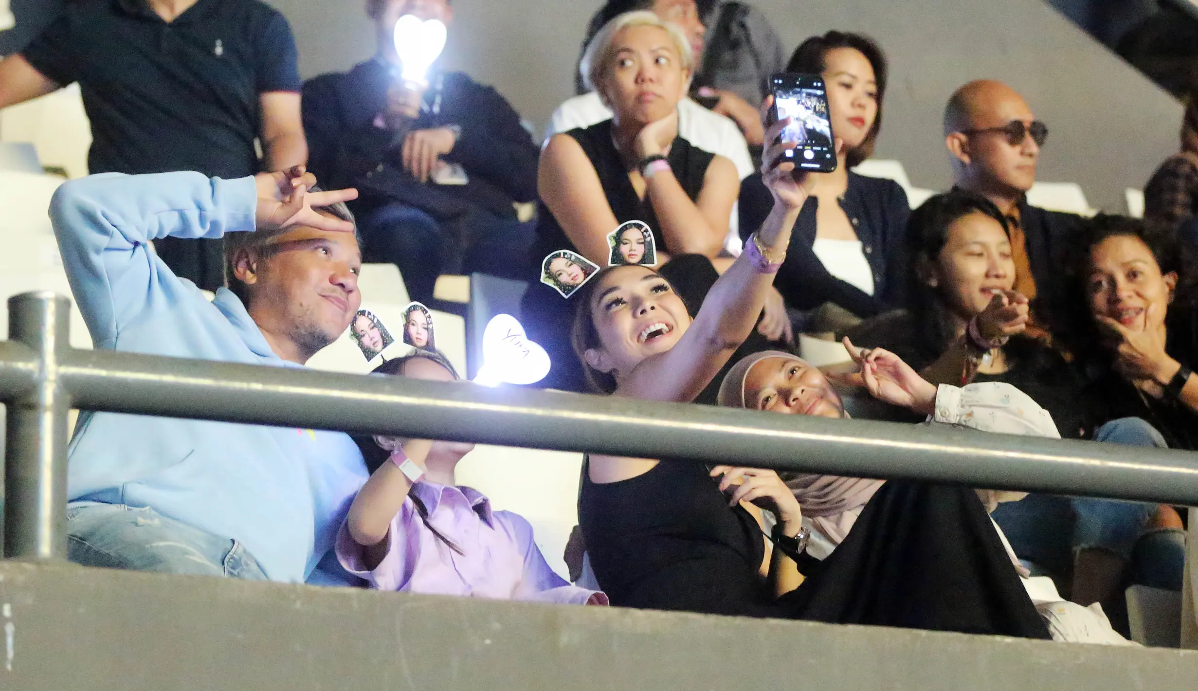 6 Potret Keseruan Gading Marten, Gempita dan Gisella Anastasia di Konser Yura Yunita, Hangat dan ...