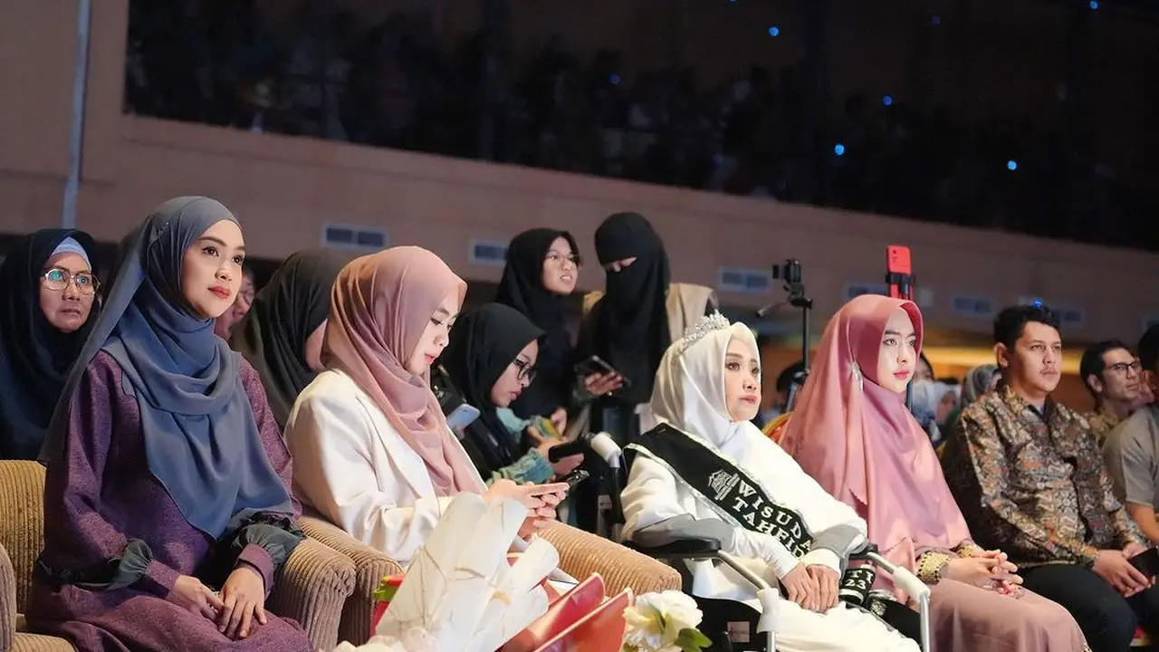 Sempat Koma di Makkah, 7 Potret Ibu Ria Ricis Jalani Wisuda Tahfidz ...
