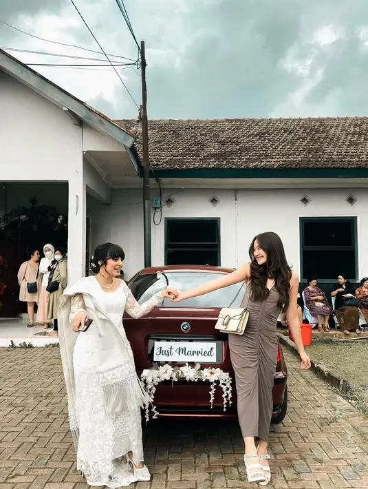 Lama Tak Ada Kabar, Riri Febrian Resmi Menikah dengan Wilson di Gereja ...