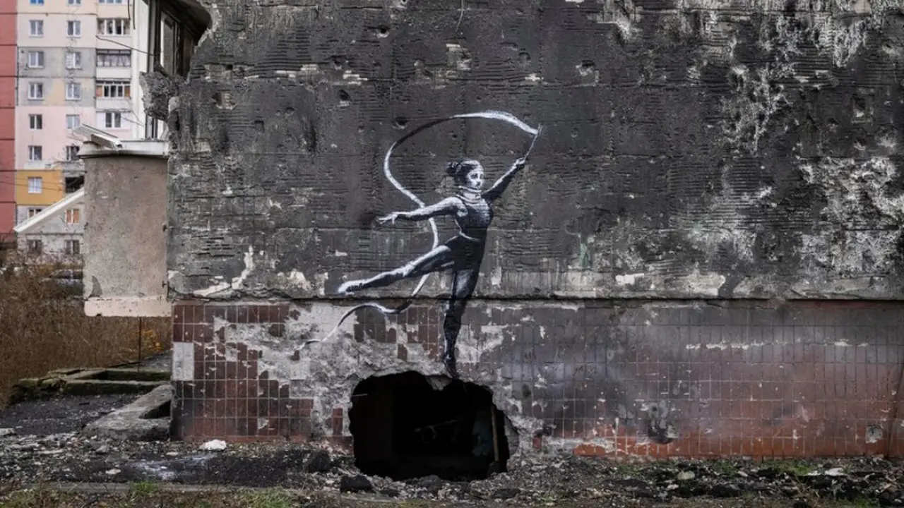 Mural Banksy yang Sindir Vladimir Putin Tercetak di Prangko Ukraina ...