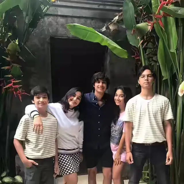 6 Momen Junior Roberts Berkumpul Bersama Saudara di Bali, Tampil Kompak ...