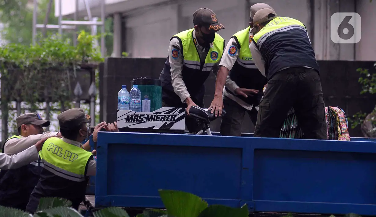 Jelang KTT ASEAN, Satpol PP Tertibkan Pedagang Kopi Keliling di Jakarta - Foto Liputan6.com