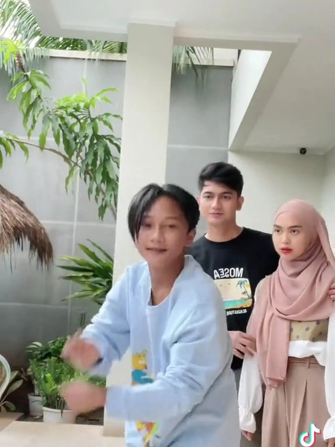 6 Potret Fajar Sad Boy Joget Sambil Tersenyum, Disebut Sudah Move On ...