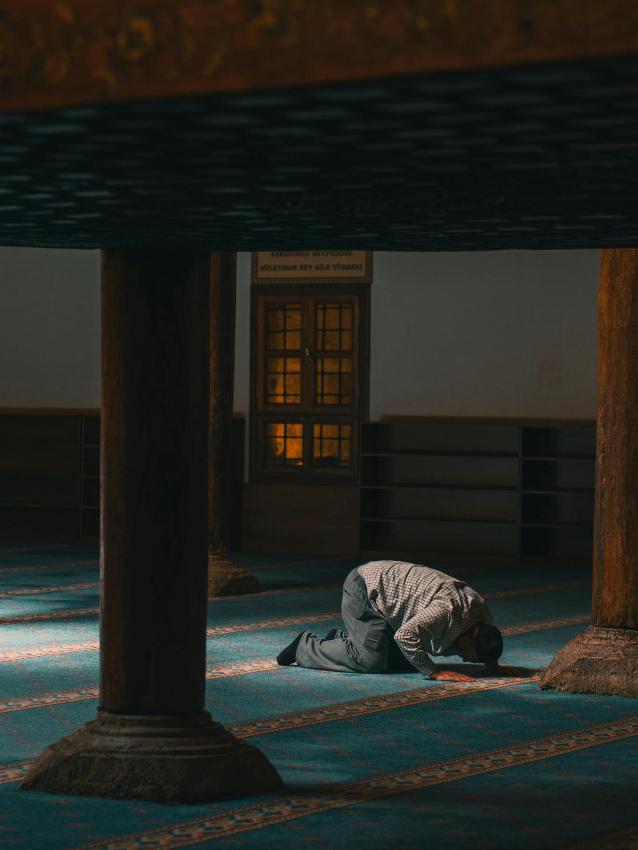 Tata Cara Sholat Hajat Lengkap Beserta Bacaan Niat & Doanya