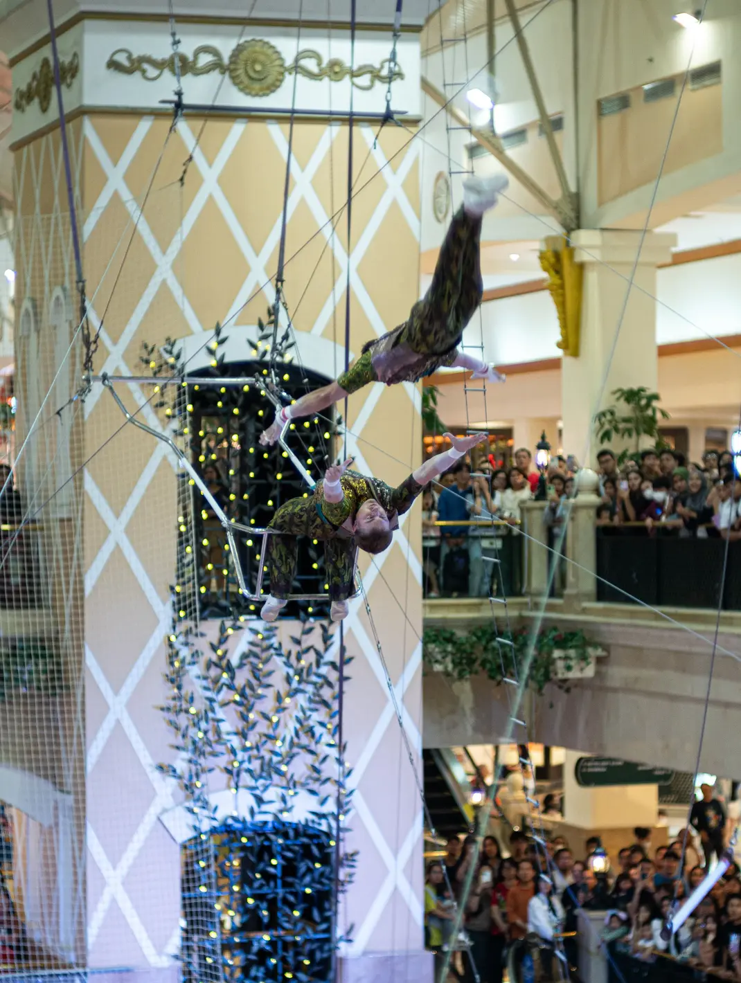 Melihat Aksi Flying Trapeze, Pertunjukan Akrobatik Kelas Dunia dengan ...