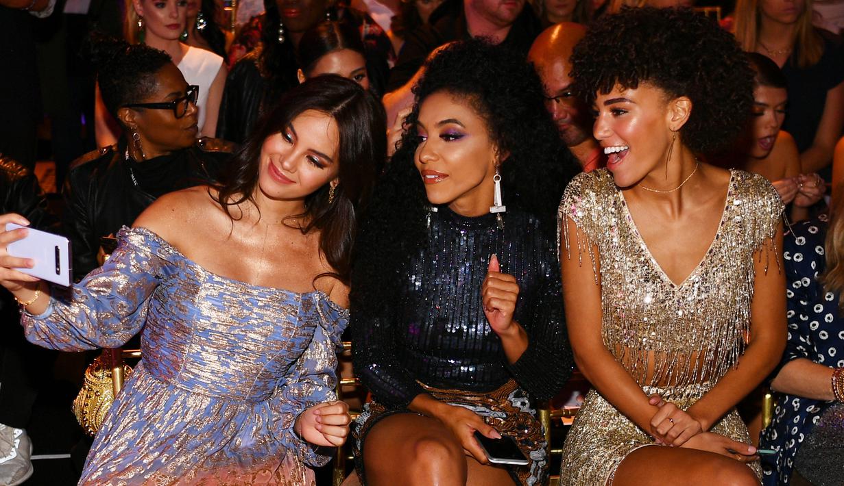 FOTO: Deretan Busana Seksi Miss Universe Catriona Gray di NYFW - Foto ...