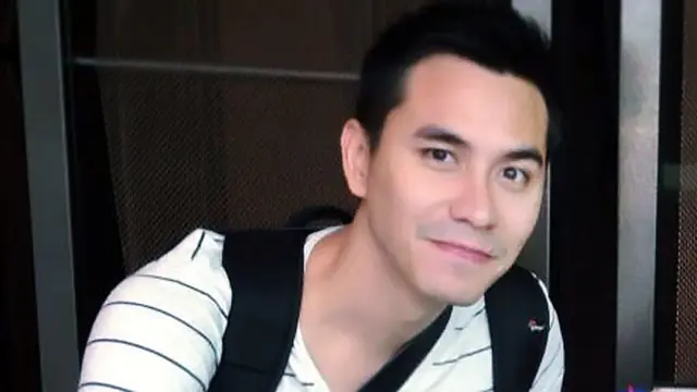 Darius Sinathrya Doyan Cukur Rambut - ShowBiz Liputan6.com