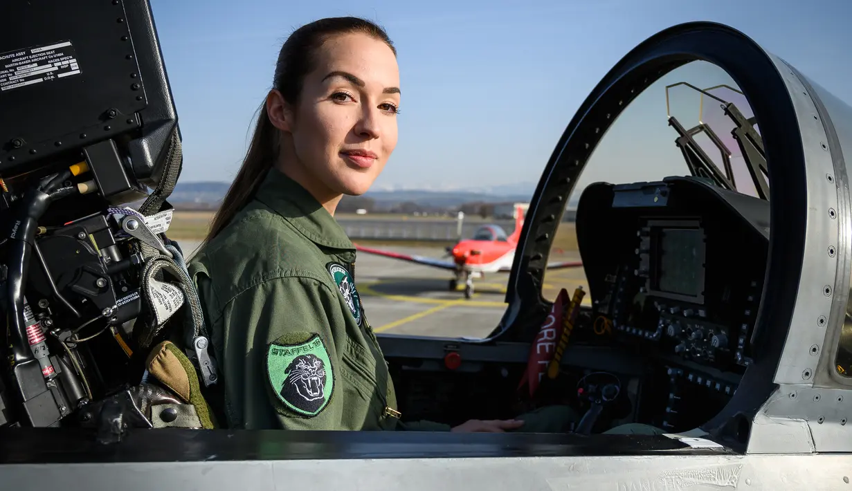 FOTO: Mengenal Fanny Chollet, Pilot Jet Tempur Cantik Asal Swiss - Foto ...