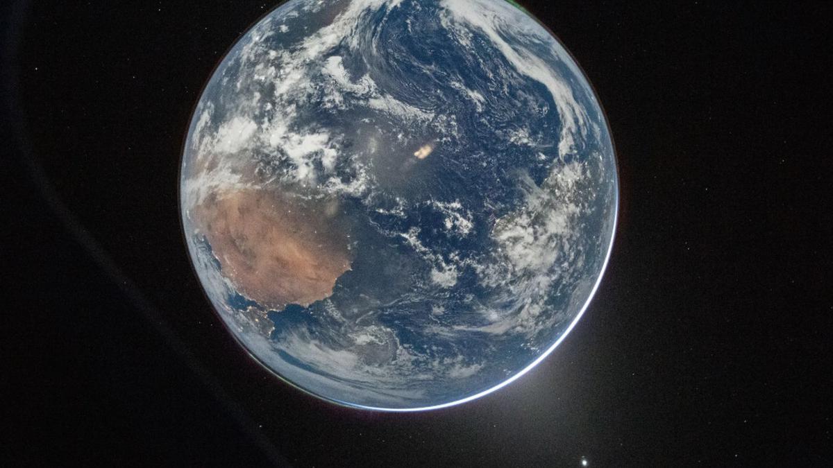 Astronaut Artemis II Kirim Foto Perdana Bumi dari Orion, Tampilkan ...