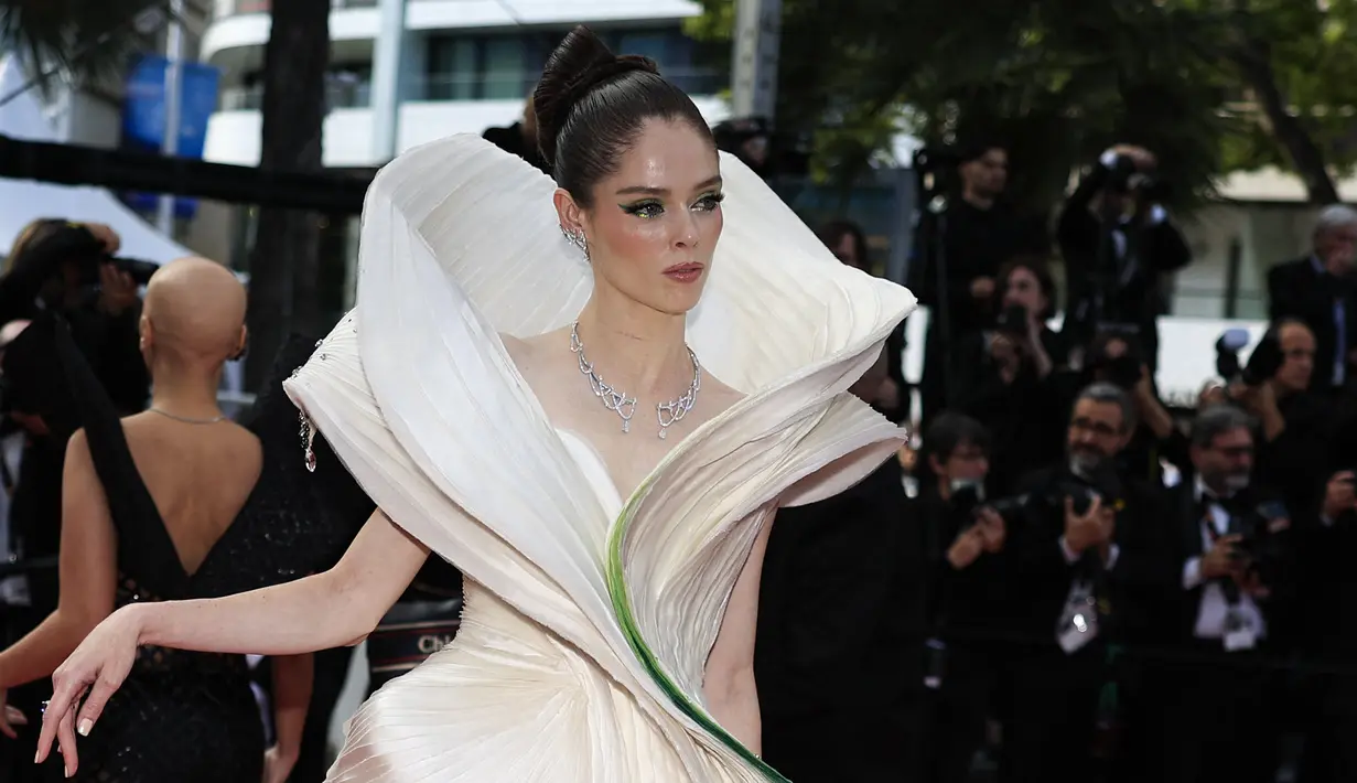 Model Coco Rocha Tampil Bak Bunga Hidup di Cannes 2024 - Foto Liputan6.com