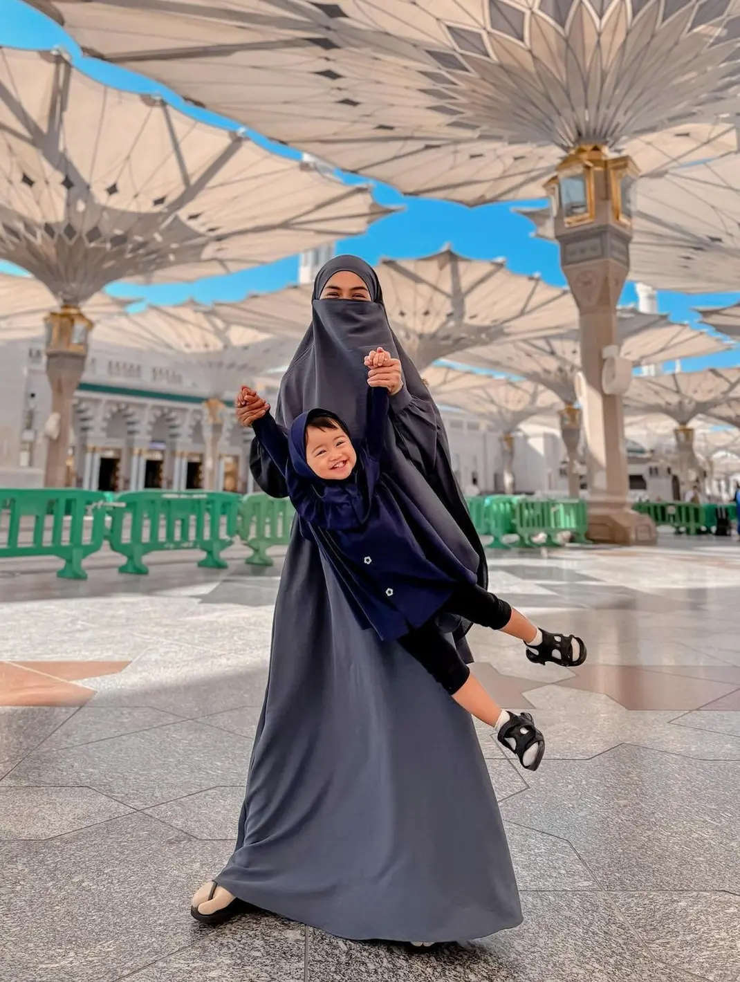 8 Potret Gaya Keibuan Ria Ricis yang selalu Tampil Kompak dengan Sang ...