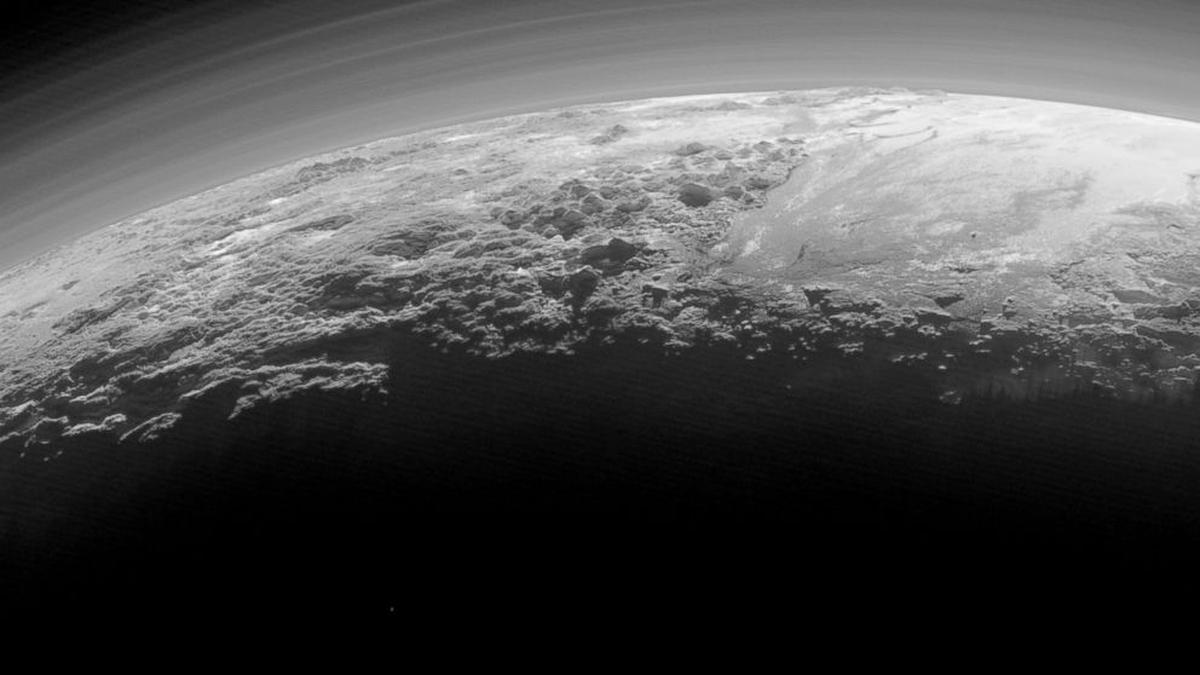 Gunung Es Pluto 'Semburkan' Partikel Lembut seperti Salju - Global ...