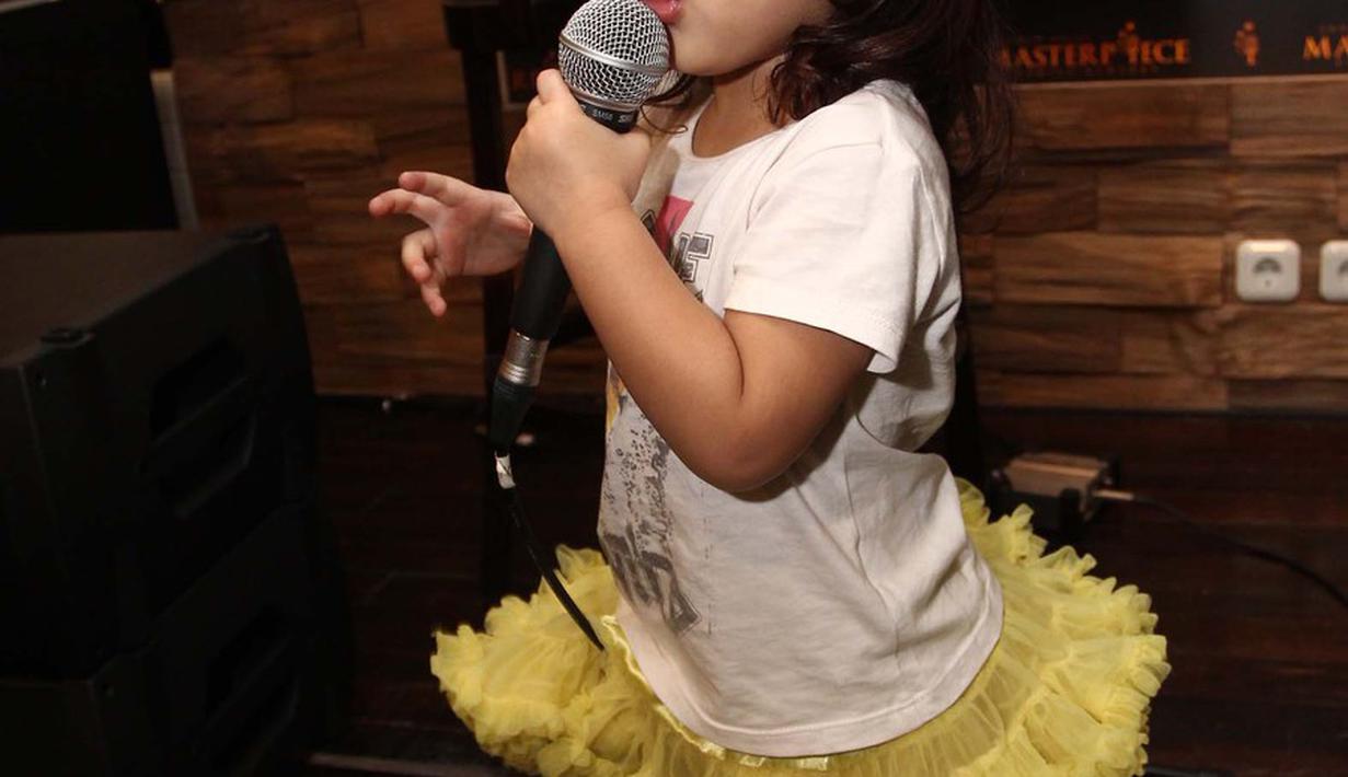 Foto Imutnya Si Kecil Safeea, Putri Ahmad Dhani - Photo Fimela.com