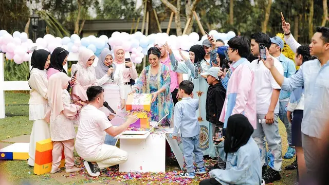 6 Potret Aurel Hermansyah dan Atta Halilintar Gelar Gender Reveal Anak Kedua, Diwarnai Kehebohan ...