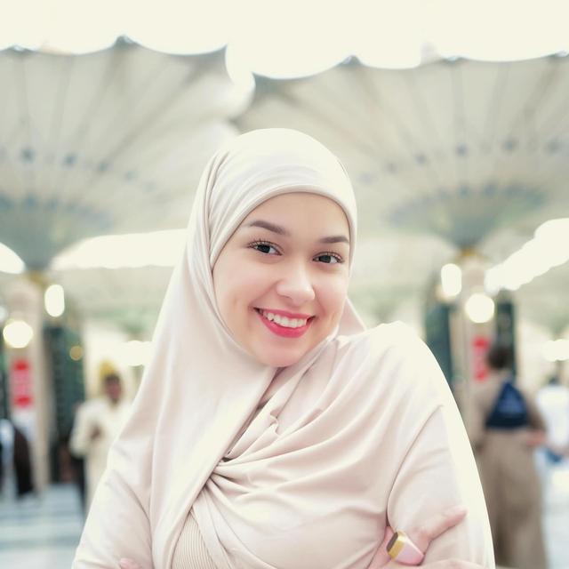 Potret Rebecca Klopper Menunaikan Ibadah Umrah, Berbusana Syari hingga ...