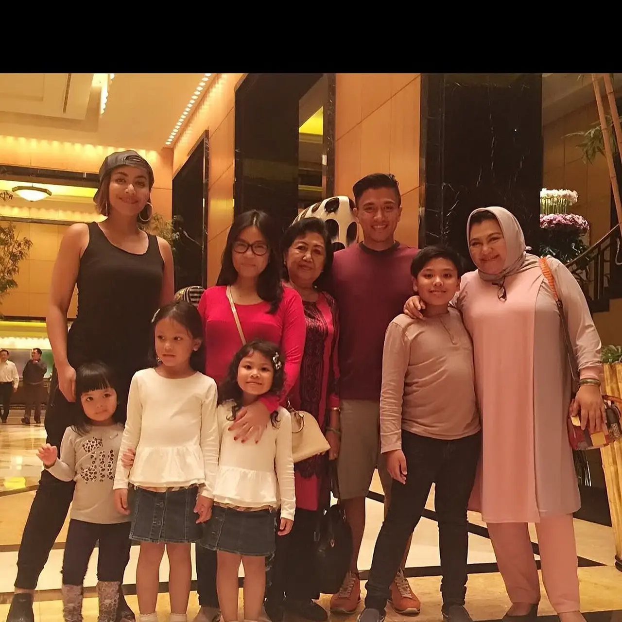6 Potret Emilia Contessa Bareng Keluarga, Tinggalkan Kenangan Tak ...