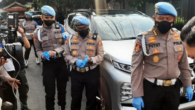 Potret Personel Brimob dan Provost Polri Sambangi Rumah Ferdy Sambo ...