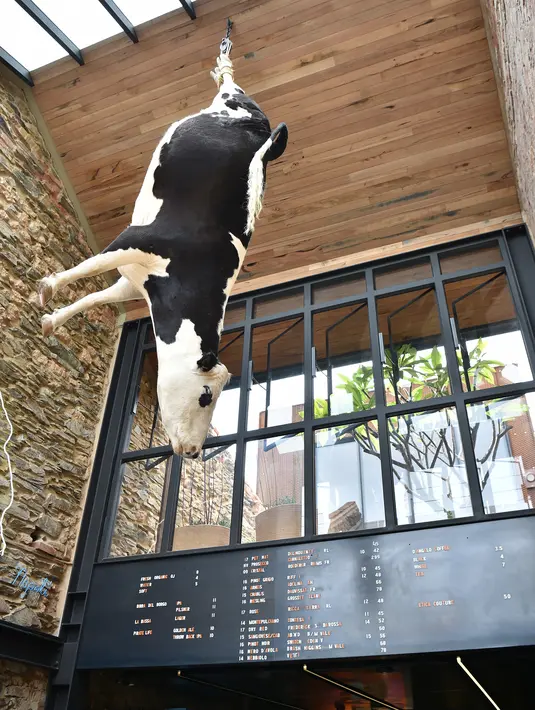 PHOTO: Sadis, Restoran ini Gantung Tubuh Sapi Jadi Hiasan - Foto ...