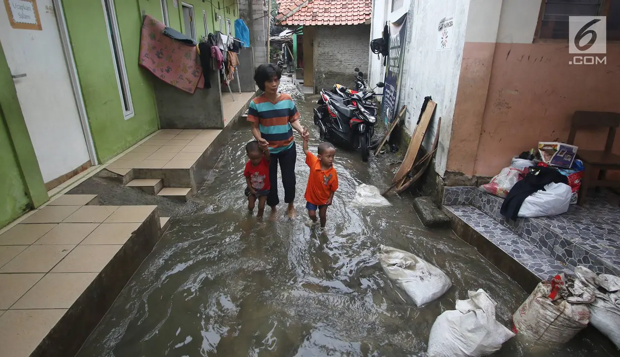 PHOTO: Tanggul Kembali Jebol, Puluhan Rumah di Jatipadang Terendam Banjir - Foto Liputan6.com
