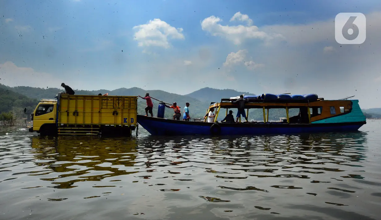 Petani Ikan Waduk Cirata Menjerit karena Kenaikan Harga Pangan - Foto ...