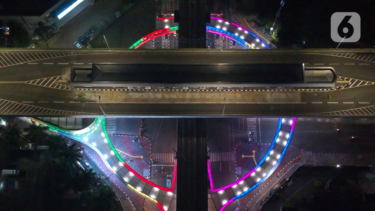 FOTO: Cahaya Warna-warni Hiasi Halte Transjakarta CSW - Foto Liputan6.com