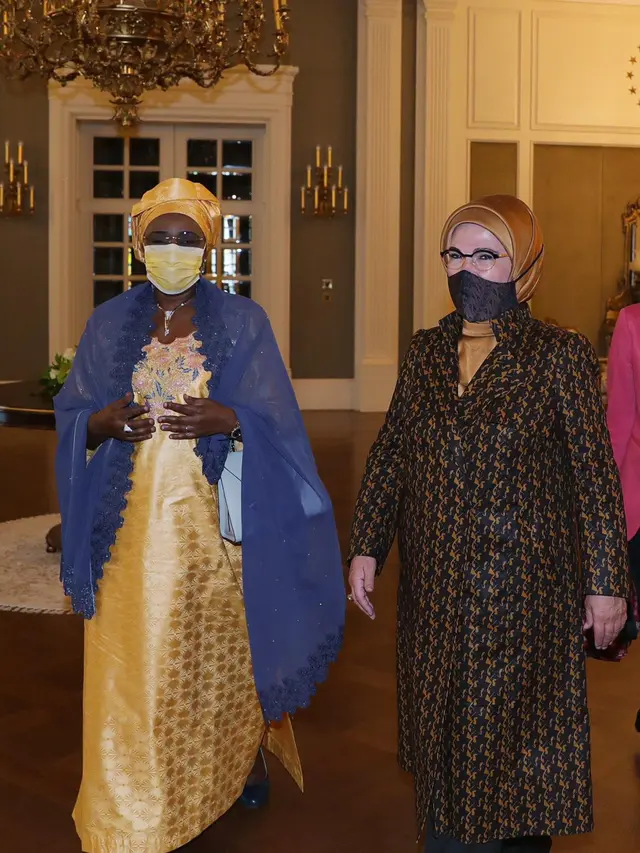 Istri Presiden Turki Recep Tayyip Erdogan Pakai Masker Batik Buatan ...